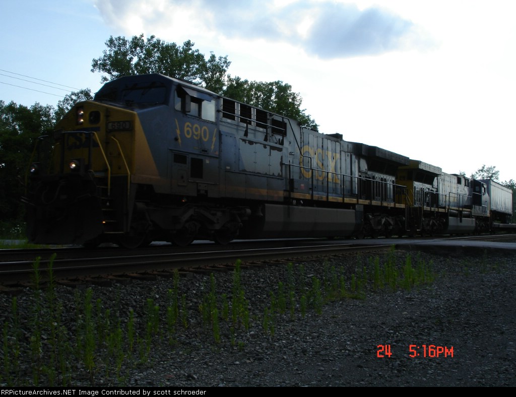 CSX 690 heads EB w/CSX Q140